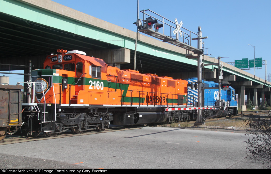 A colorful pair - CEFX leasee & IHB genset